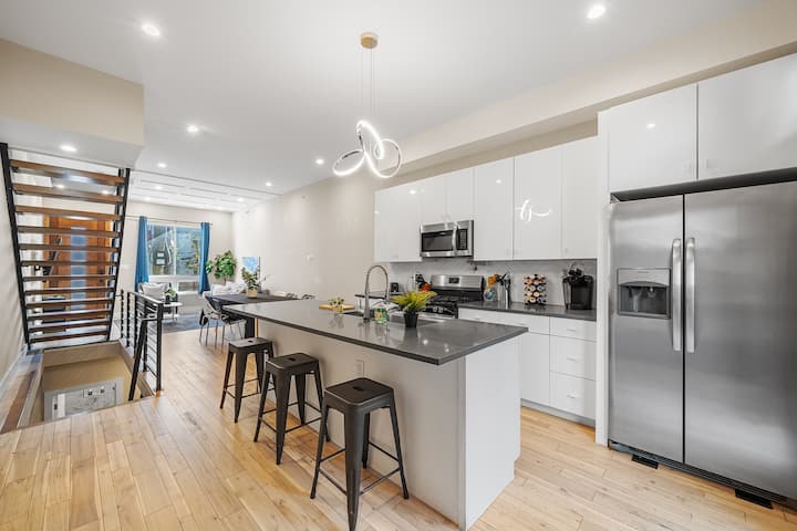 Skyhigh Luxury: Rooftop Jacuzzi Escape - Philadelphia, PA