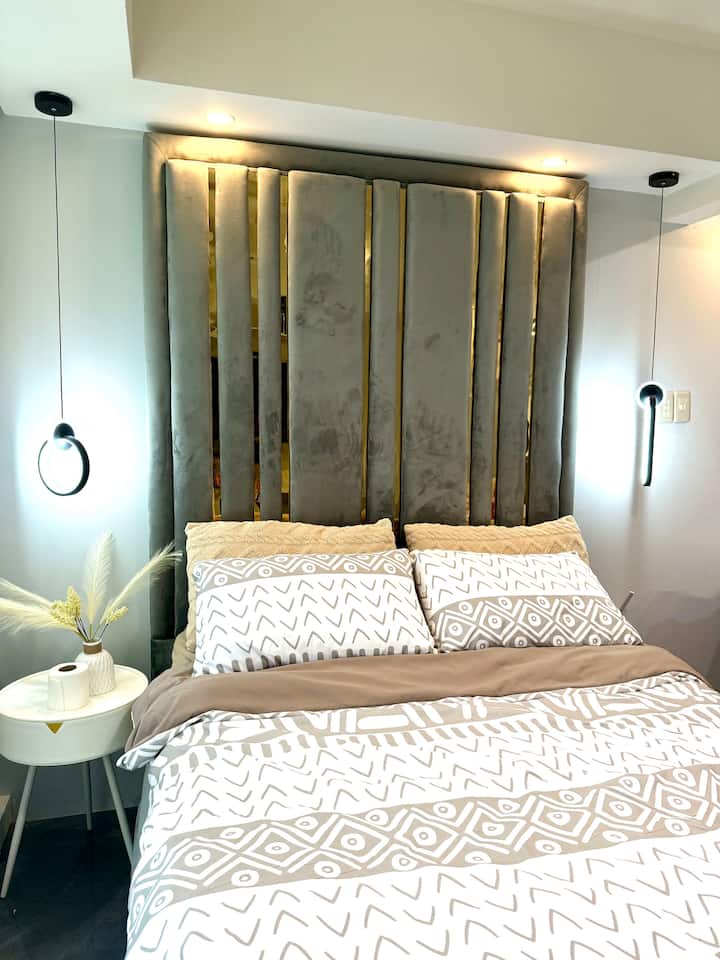 Chill & Thrill Azure Staycation W/ 200mbps & Ps5 - Parañaque