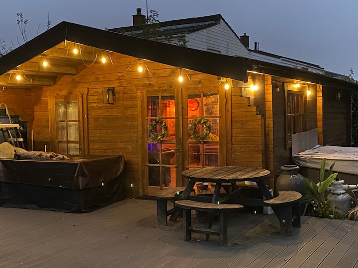 Outbackshack Hot-tub Cinema Sauna Escape - Essex