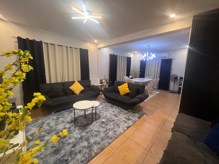 4br Stylish And Posh Vacation Home For Big Groups - Subic