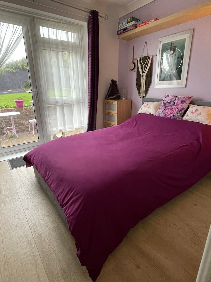 A Quiet Double Bedroom. Small Double Bed. Garden. - Seaford