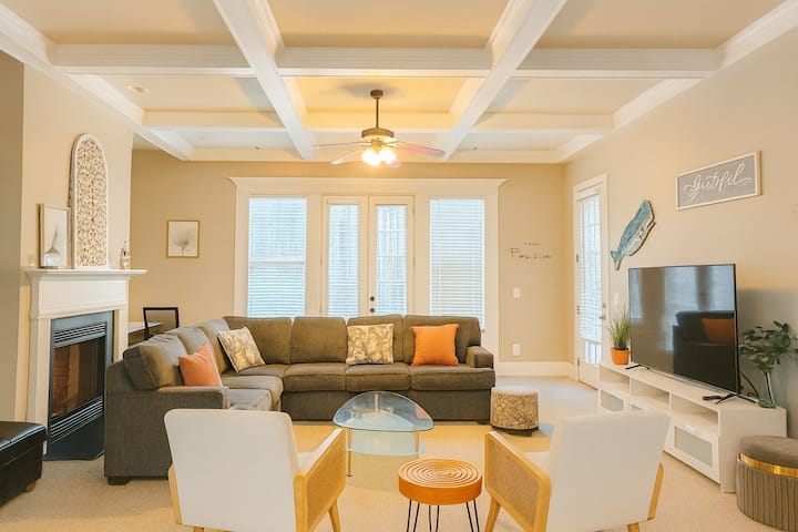 Spacious & Charming Home - 로렌스빌