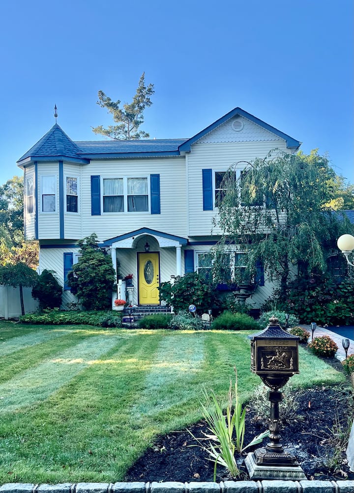 Hamptons Vibes Bayside Town Home - Medford, NY