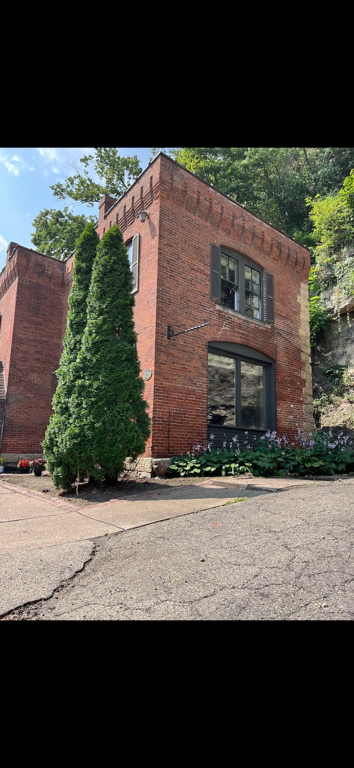 Carriage House - Dubuque, IA