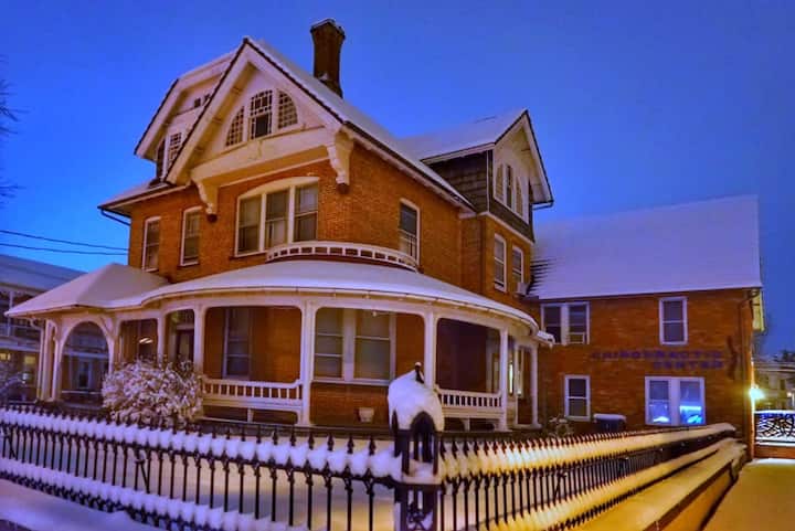 Historic Large Home With Hot Tub - Fredericksburg, PA