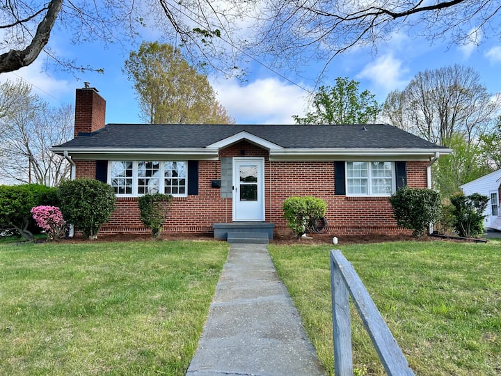 Fully Fenced Pet Friendly Home In Ardmore - Winston-Salem, NC