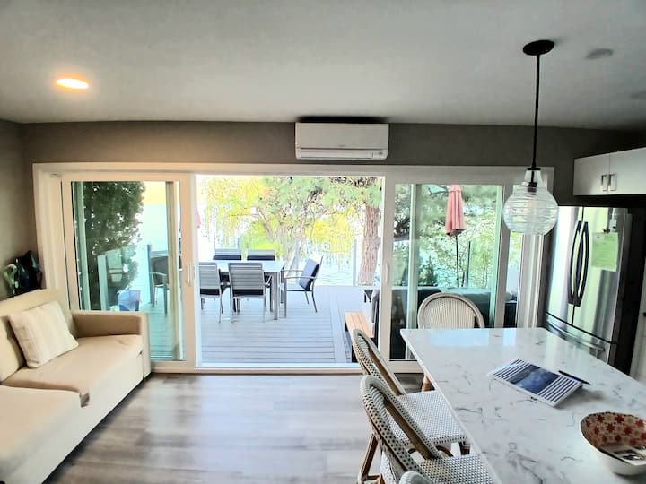 Seclusion Bay Resort, Cabin 14. End Cabin Sleeps 8 - Peachland