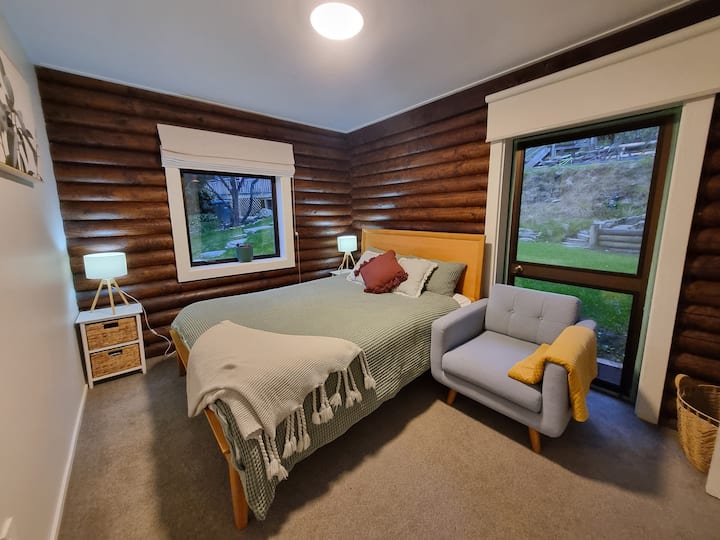 Cosy Room In Log Cabin - With Spa Access - Queenstown, New Zealand
