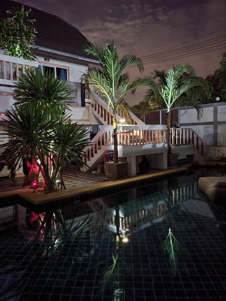 Big Pool Villa In East Pattaya - Thailandia