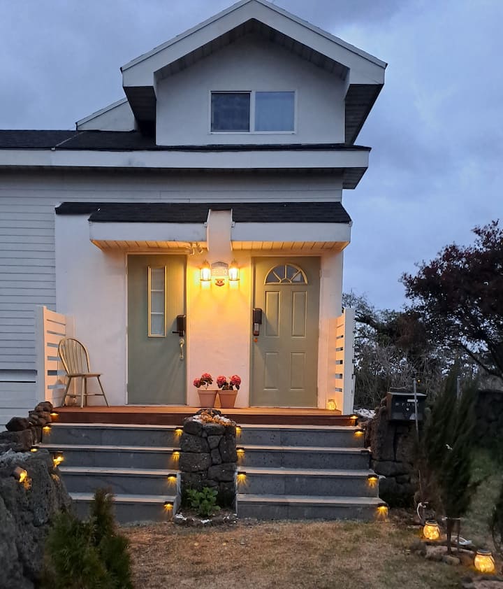 협재3분거리
*독채2채 전체사용*
*싱글침대4,퀸침대2
침실3/욕실2
바베큐무료/건조기 - Jeju-si