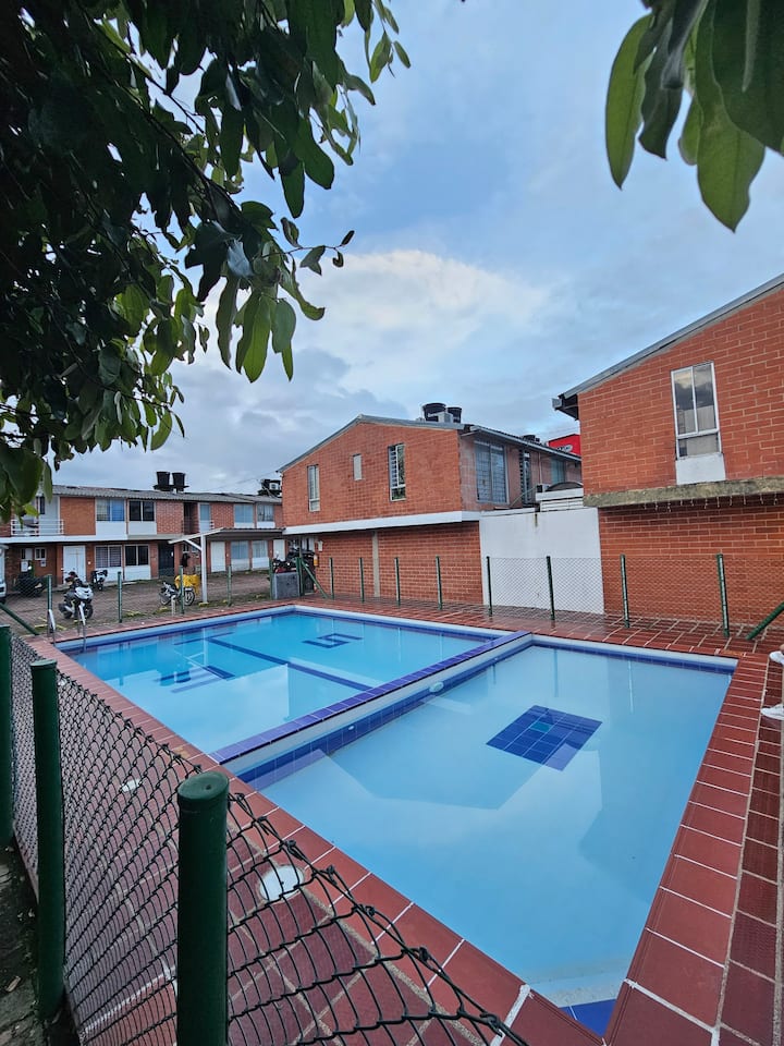 Casa Con Piscina Parqueadero Y Seguridad 24 Horas. - Yopal
