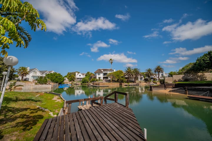 Charming 70s-style Canal Cottage - Saint Francis Bay
