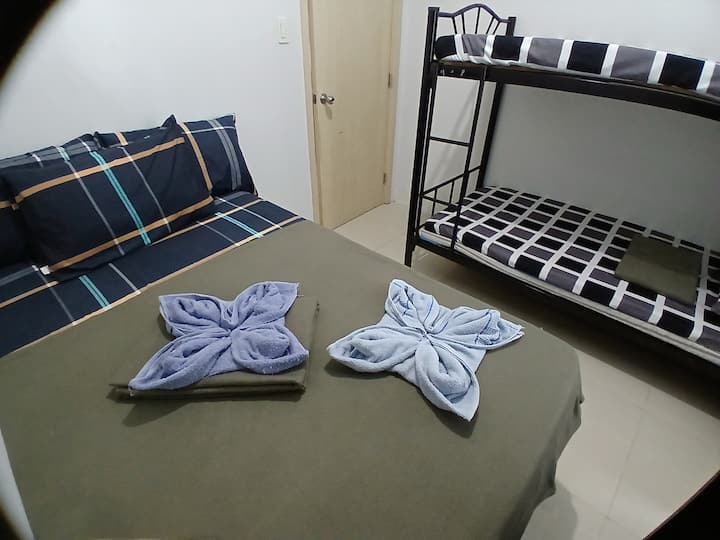 4 Bedrooms Across Moa By Ja-ju - Bacoor