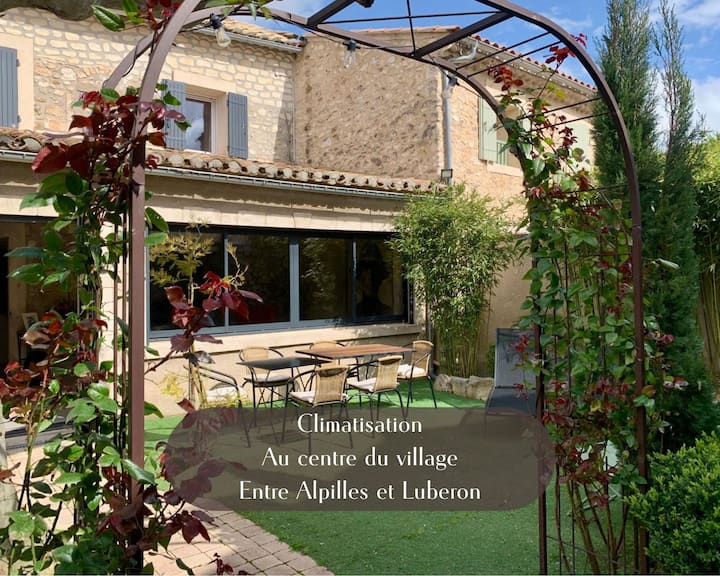 Superbe Maison De Village Provençale Avec Jardin - Eygalières