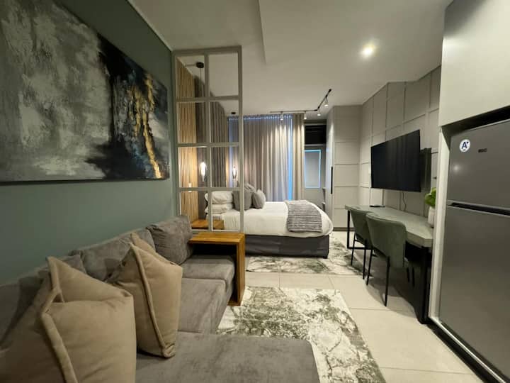 50 Shades Of Grey : The Rose With Rooftop Pool - Cape Town