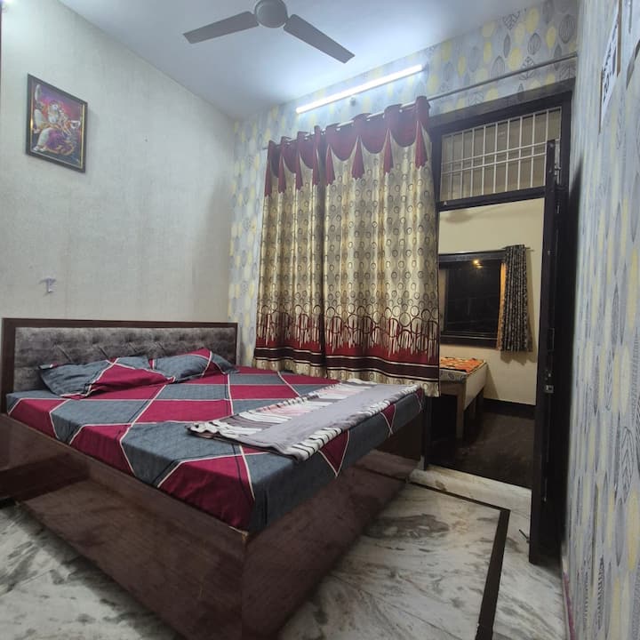 4bed Family With Attach Washroom - ブリンダーバン