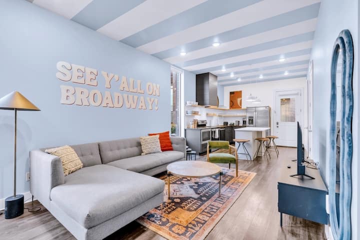 New Music Row Manor W/12 Beds! 7 Mins To Broadway! - Nashville, TN