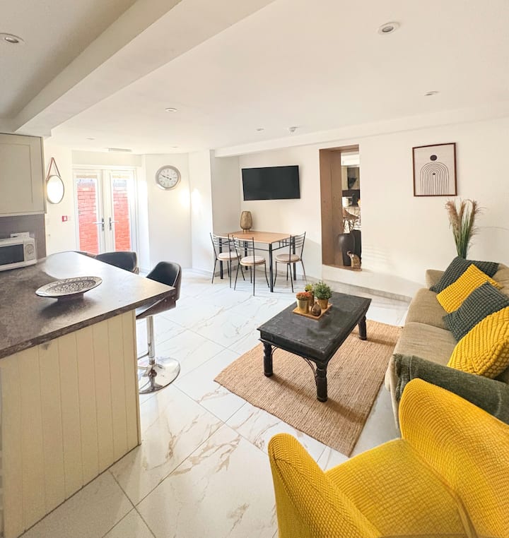 Fully Equipped Self-contained Apartment - Manchester