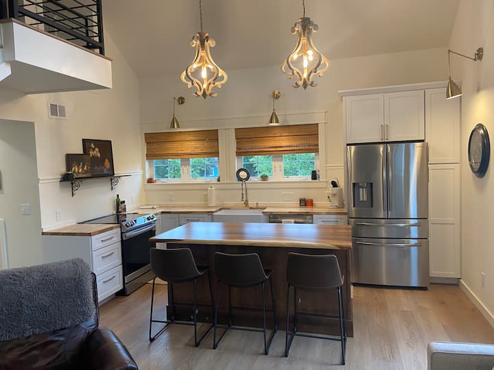 Cozy Two Bedroom Cottage - Colorado Springs, CO