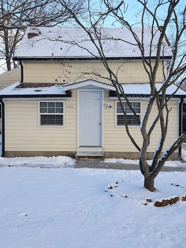 Remodeled Centrally Located Cottage - 워릭