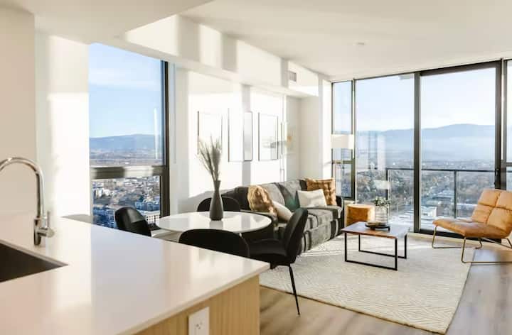 Luxury Penthouse W/stunning Views & Rooftop Pool - Kelowna