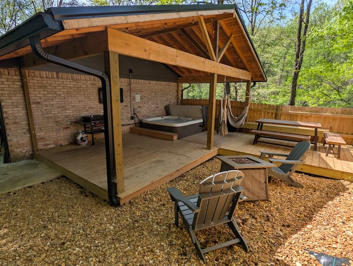 Hill City Hangout | Hot Tub | Movie Theater - Chattanooga, TN