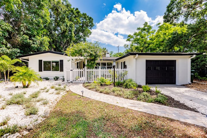 Family Home Near Sapphire Shores - Sarasota, FL