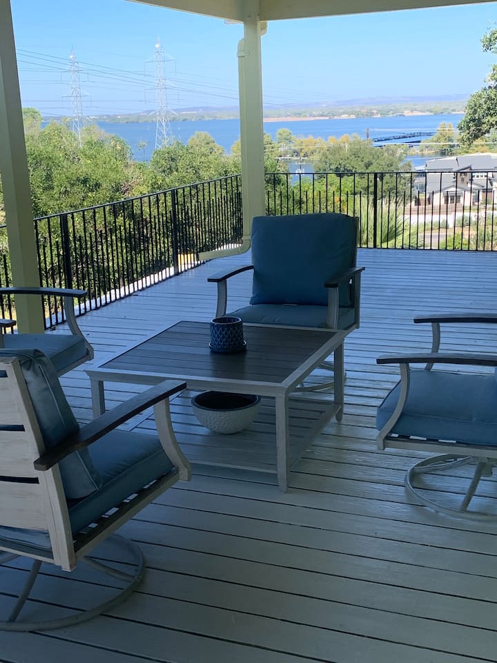 Yellow Rose Of Texas By Lake Lbj - Marble Falls, TX