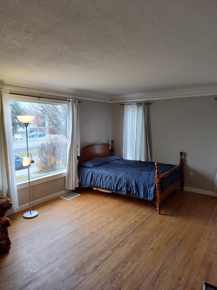 Spacious Queen Room With Tv - Saint Albert