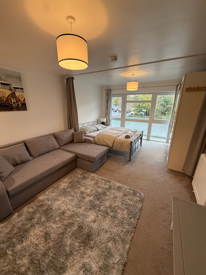 1st Floor Studio Flat In Crawley! Close To Gatwick - Crawley