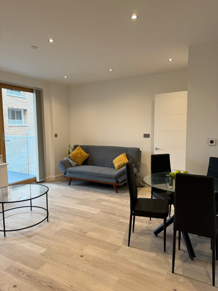 Entire Apt Hosted By Victoria - Barking