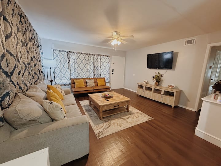 4br 1ba Work Stay Near I-75 & Sgmc | Sleeps 10 - Valdosta, GA