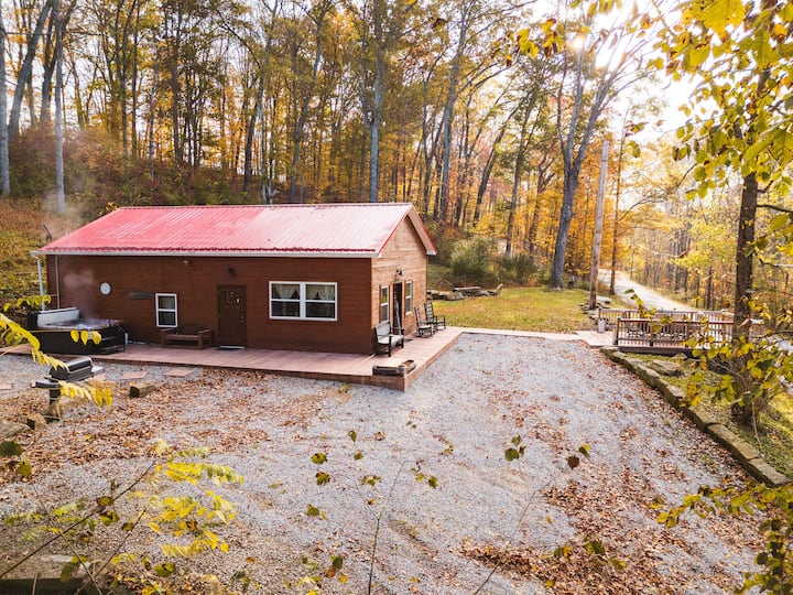 Bear's Den Retreat | Hocking Hills | Hot Tub - New Plymouth, OH