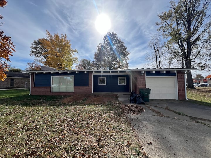 Retro Home Close To Campus - Muncie, IN