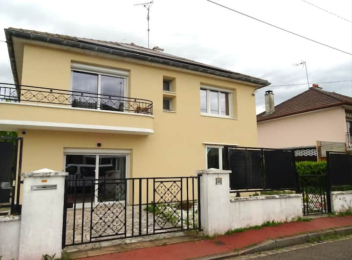 Maison 200 Mètres Carrés, 8 Pièce, 14 Lit, Jardin - Chalon-sur-Saône