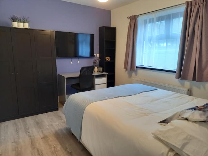 Home And Away ‐ B1 King Room - Waterford
