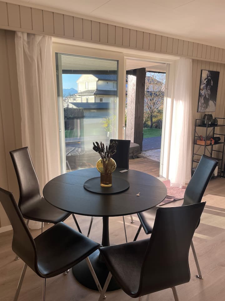 3 Roms Leilighet Med Carport. - Molde