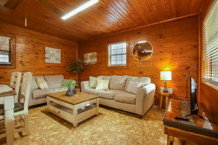 The Red Cabin - El Dorado, AR