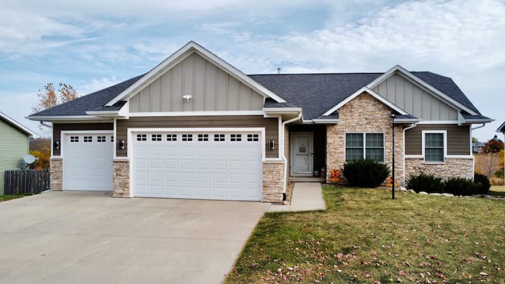 Luxury Ames Getaway! - Ames, IA