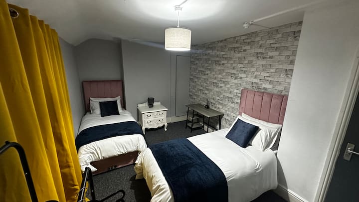 Your Own Twin Room With A Lock (G77) - Manchester