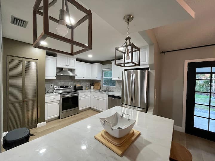 2bd: Modern Comfort (Convenient) - Palm Bay, FL
