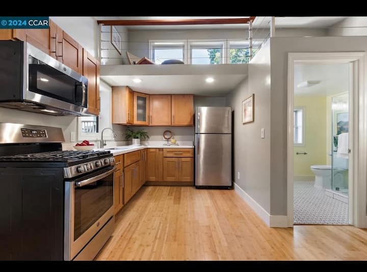 Large, Modern Studio In N Oakland, Full Kitchen - Oakland, CA