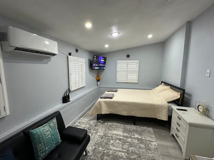 Beautiful Tiny Place (All Private) - Pinellas Park, FL