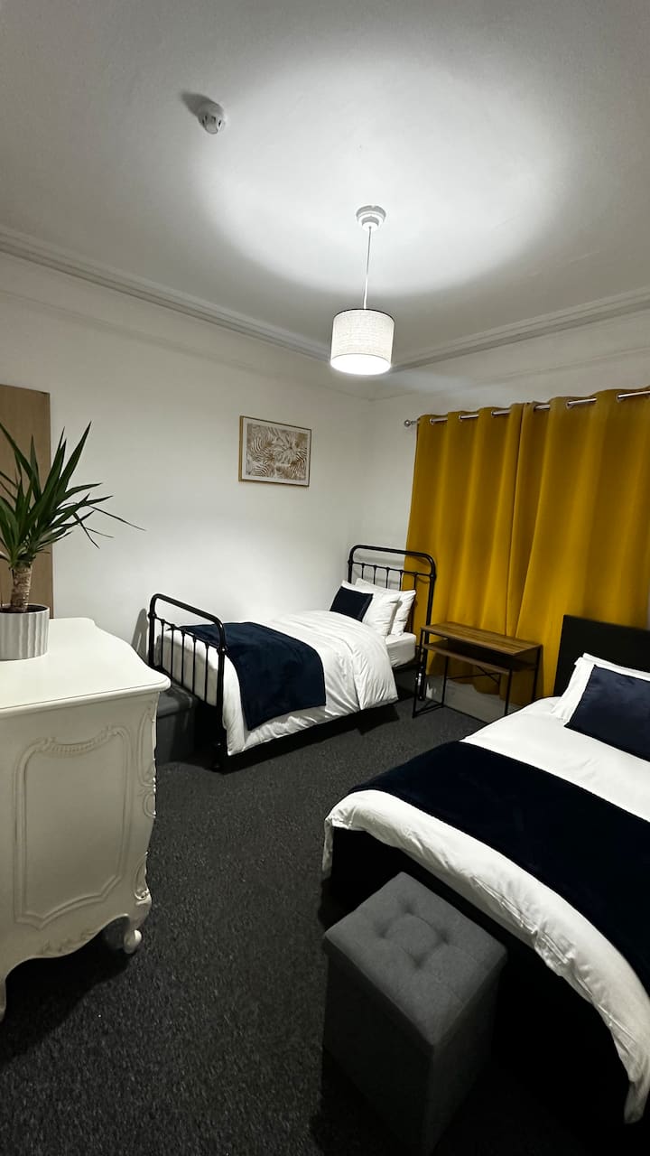 Your Own Twin Room With A Lock (B77) - Manchester