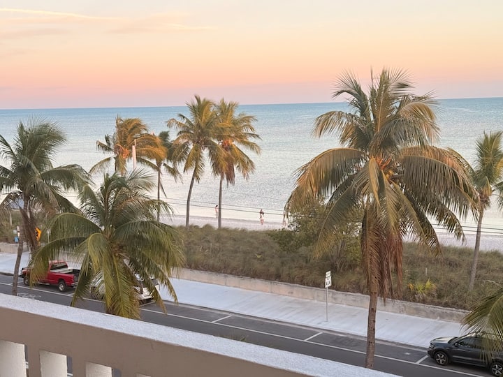 Beachfront Condo, Ocean Views Lg Pools, Pets Ok - Key West, FL