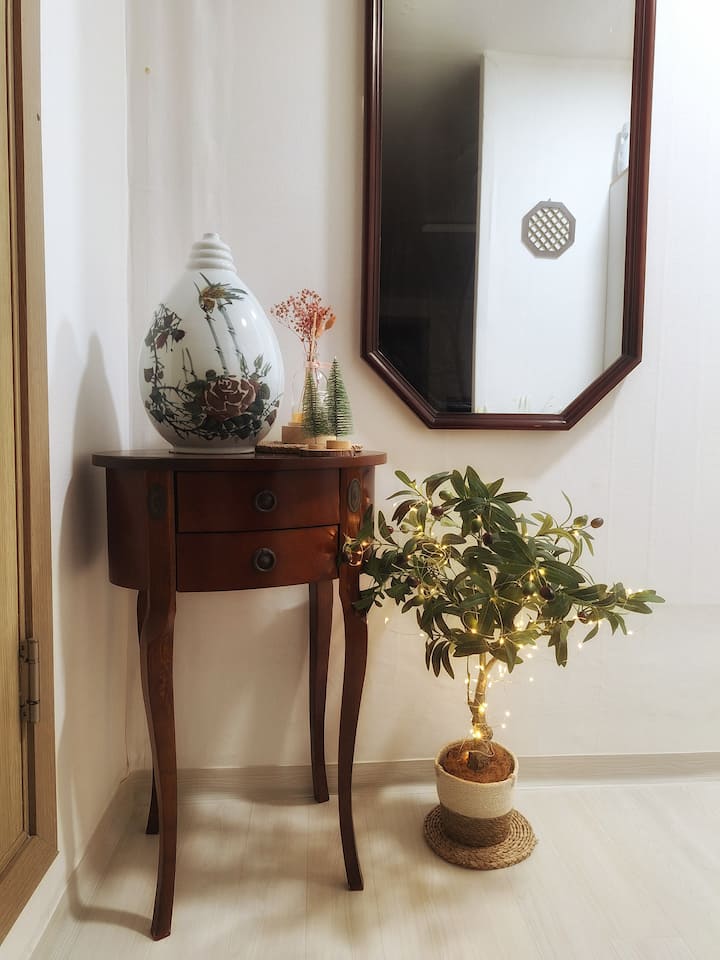 한국전통
+공항버스 3호선 지하철 3분
+무료주차짐보관
+남산 경복궁 
명동 - Seoul