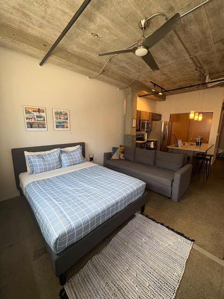 Modern Loft Studio | Walk To Downtown & Shops - Des Moines, IA