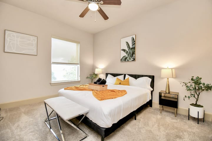 Cozy King 2bdr W/ Free Parking, Pool, Downtown Htx - Houston, TX