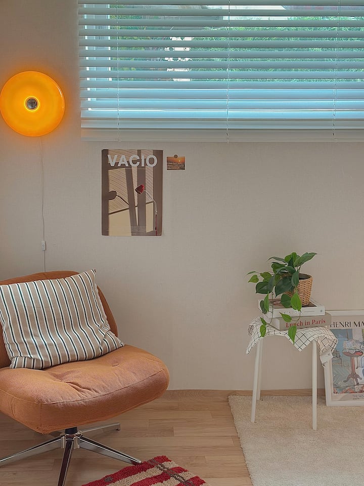 [4월특가] 행궁꿈자리_솔 #행리단길1초컷 #연박할인 #폴라로이드_대여 #빔프로젝터 #Lp - Suwon-si