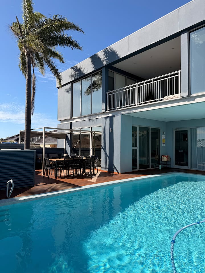 Entire Family Home With Big Pool - Perth